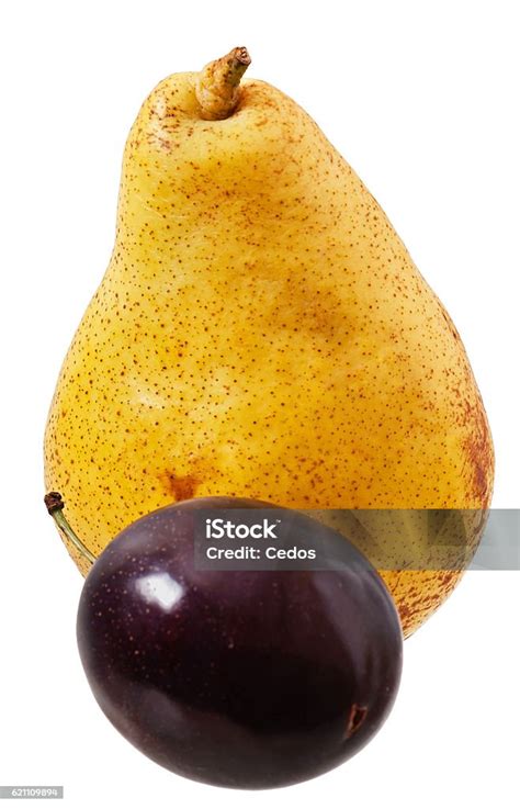 하얀 배경에 고립 된 잘 익은 배와 자두 0명에 대한 스톡 사진 및 기타 이미지 0명 과일 농업 Istock