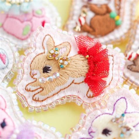 【4月21日 2100 販売！】「赤いチュチュのうさぎさん」 ミニ刺繍ブローチ Spica Pika おとぎの森の刺繍雑貨