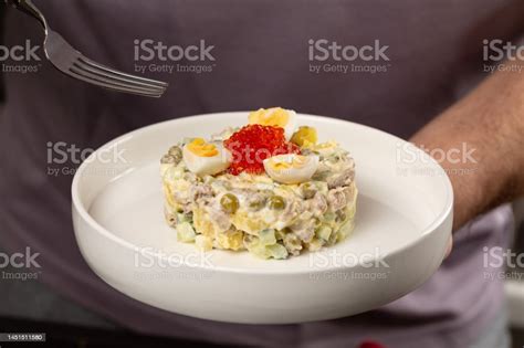 메추라기 알과 빨간 캐 비어를 곁들인 러시아 겨울 샐러드 0명에 대한 스톡 사진 및 기타 이미지 0명 감자 요리 건강한