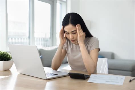 Contable Cansada Asiática Que Se Siente Sobrecargada De Trabajo Foto De