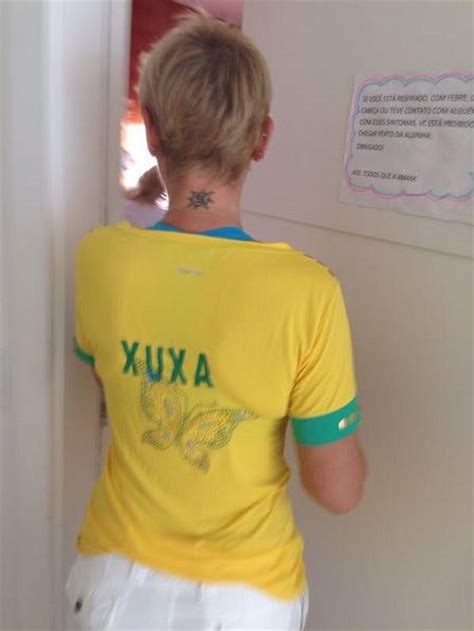 Xuxa posta foto assistindo ao jogo do Brasil em casa Sasha e a mãe na cadeira de rodas