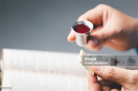 성찬례 또는 기독교의 거룩한 친교의 개념 성찬례는 예수에 의해 제정된 성사입니다 제자들과의 최후의 만찬 중에 빵과 포도주는