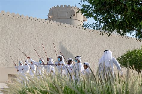 알 호스른 페스티벌에서 전통 에미리트 남성 알 아얄라 춤 Eid Mubarak에 대한 스톡 사진 및 기타 이미지 Eid