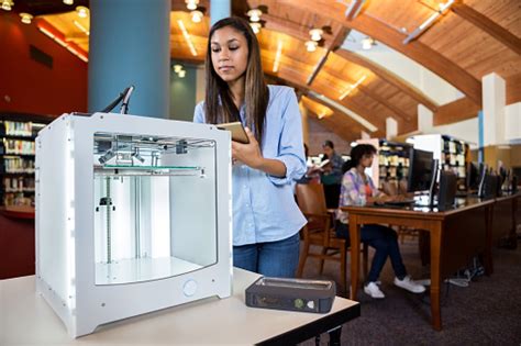 Teen 학생 업로드 디자인식 3d 프린터를 디지탈 태블릿 도서관에 대한 스톡 사진 및 기타 이미지 도서관 초현대적 3차원 인쇄 Istock