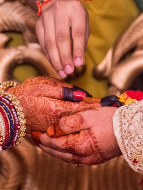 गजब दूल्हा दुल्हन से लूट गले से एक लाख रुपए नोटों की माला और हार ले