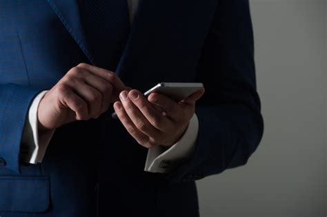 Mãos Masculinas Usando Telefone Celular Ou Smartphone Foto Premium