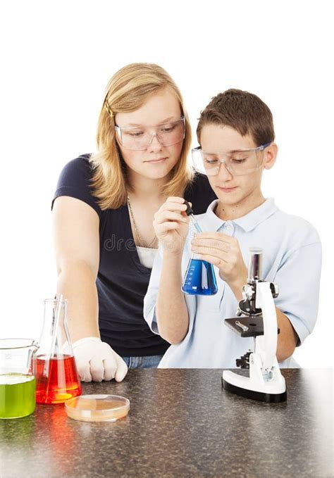 Alumnos Que Realizan El Experimento En Clase De La Ciencia Imagen De