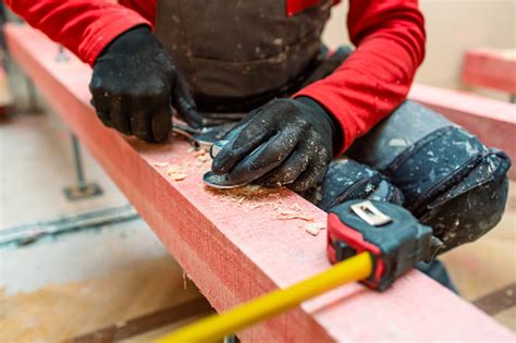 건설 노동자 나사를 건설 리 모델링 개조 정비 확장 복원 및 재건 중인 아파트에 나무 블록에 스 터 드에 꽉 볼트 총 주택 개선의 개념입니다 가정의 방에 대한 스톡 사진 및