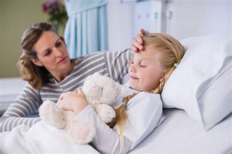 Madre Consolando A Su Hija Foto Premium