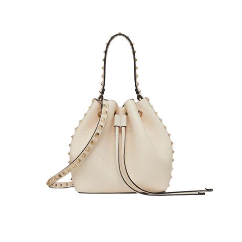 발렌티노 락스터드 그레이니 카프스킨 버킷백 블랙 라이트 아이보리 Valentino Kream