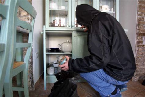 Entra In Casa E Sorprende I Ladri 22enne Colpito Al Volto Con Un Pugno