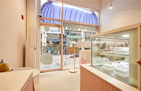 보라색으로 키치한 포인트를 준 캐주얼 10평 레터링케이크집 인테리어 김포 구래동