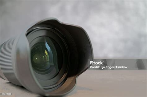 탈린 에스토니아 17092019 Dslr 카메라 렌즈 부드러운 배경이있는 테이블에 클로즈업보기 0명에 대한 스톡 사진 및 기타