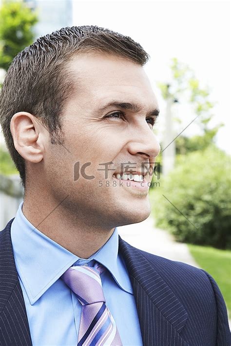 商人看向别处在户外微笑特写高清摄影大图 千库网
