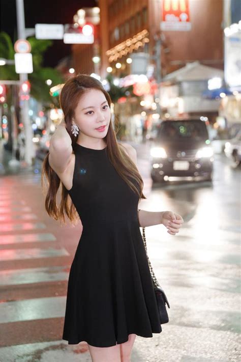 晚上街頭巧遇極品美女，氣質動人，那修長白皙的性感玉腿，真美！ 每日頭條
