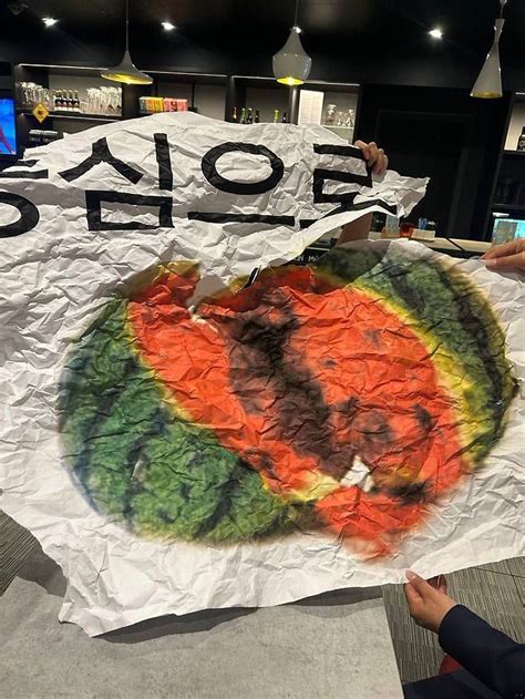 해외 개딸들 이낙연의 독일 강의실에 깨진 수박 현수막 들고 난입