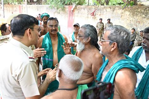 Protesting Tamil Nadu Farmers Climb Mobile Phone Towers In Delhis