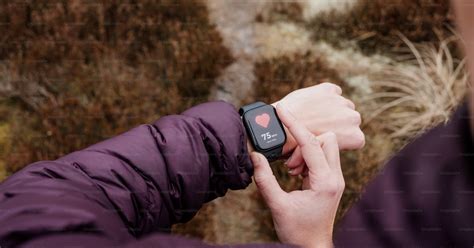 스마트워치에서 심박수 확인 사진 Unsplash의 기술 이미지