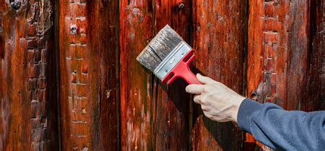 어두운 배경에 큰 페인트 브러시와 남자의 손 로그 벽은 짙은 갈색 빨간색으로 칠해져 있습니다 복사 공간 그림 그리기에 대한 스톡 사진 및 기타 이미지 Istock