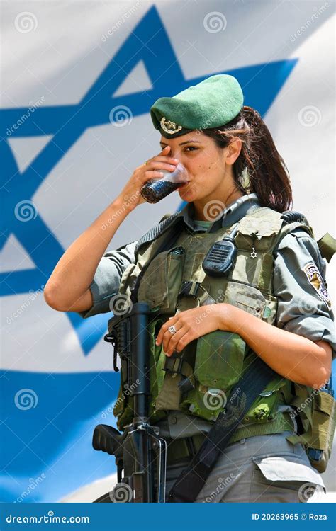 Fille israélienne d armée image éditorial Image du canon