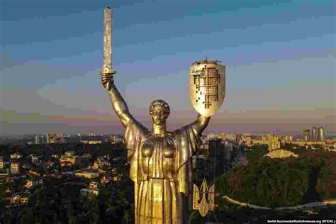 Український Тризуб замінив радянський герб на монументі «Батьківщина мати фоторепортаж