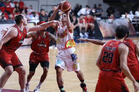 PBA Rain Or Shine Boosts Playoff Bid With Rout Of Blackwater