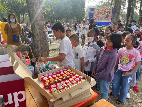 แจกโดนัท และ นมเปรี้ยว ให้เด็กๆ ในวันเด็กแห่งชาติ