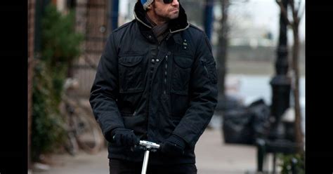 Hugh Jackman en patinette avec sa fille Ava en route pour l école le janvier à New York