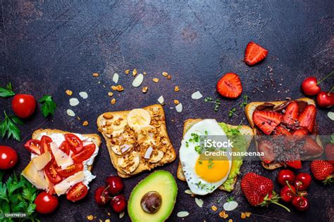열매 치즈 계란 과일 어두운 배경 최고 전망과 함께 다양한 토스트를 아침 식사 아침 식사 테이블 개념 아보카도에 대한 스톡 사진 및 기타 이미지 Istock