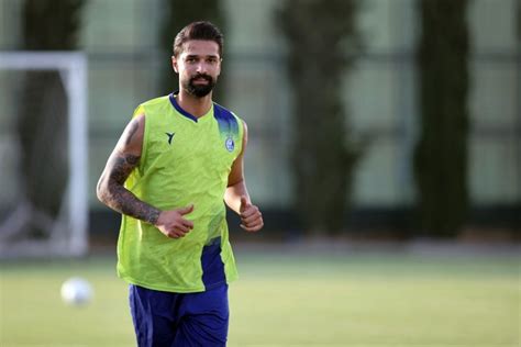 ببینید برخورد توپ با دست آرمین سهرابیان در محوطه جریمه و عدم اعلام