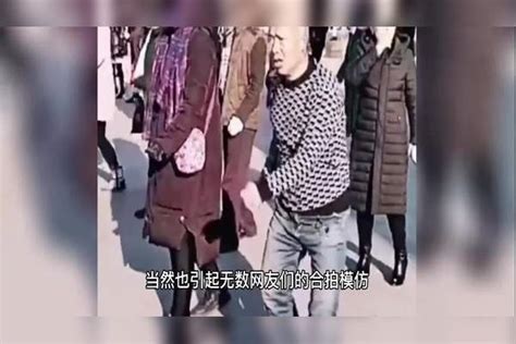 68岁大爷跳广场舞出神入化，众人模仿销魂舞姿，让人看一次笑一次