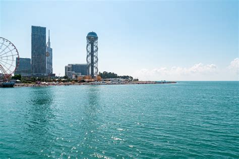 바투 미 조지아08052019 바투 미의 고층 건물과 알파벳 타워와 바다에서 리조트 타운 도시 전망 0명에 대한 스톡 사진 및