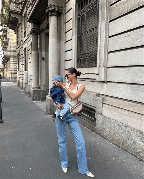 25 Chic Mom Outfits That Are Stylish And Practical