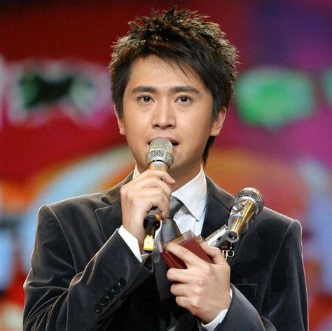 杨帆辟谣重病传闻！一句回应惹粉丝心疼，妻子陪伴十年真情