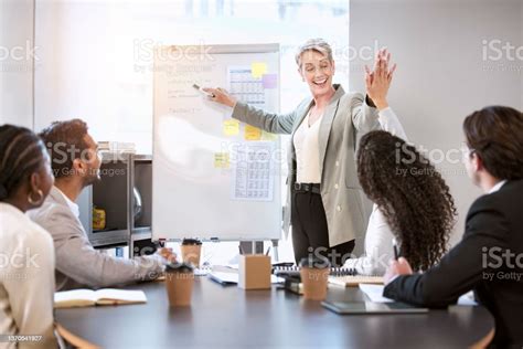 사무실에서 회의를 하는 동안 동료에게 하이파이브를 하는 고위 사업가의 샷 사무실에 대한 스톡 사진 및 기타 이미지 사무실