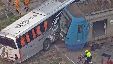 VÍDEO Trem bate em ônibus no RJ e deixa 19 feridos