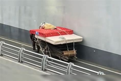 老人拉板车艰难上坡外卖小哥帮忙推车暖心一幕让人感动