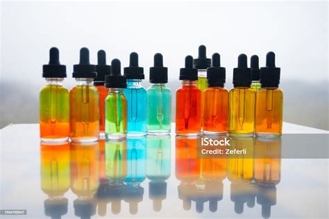 Vape 개념입니다 아름 다운 화려한 Vape 액체 유리 병 돌에 야외 배경 또는 전자 담배 광고로 유용 합니다 전자담배에 대한
