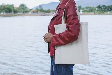 여자는 지구 개념을 저장하거나 비닐 봉지를 말하지 자연 배경에 가방을 수행 가방에 대한 스톡 사진 및 기타 이미지 가방