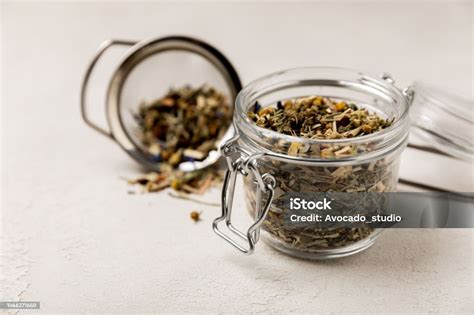 투명한 항아리에 녹차 잎이 든 허브 티 흰색 배경에 여과기에 차가 있습니다 차 개념입니다 위에서 본 모습 공간을 복사합니다 0명에 대한 스톡 사진 및 기타 이미지 Istock