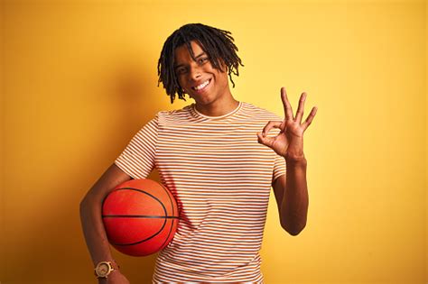 Izole Sarı Arka Plan Üzerinde Basketbol Topu Tutan Dreadlocks Ile Afro