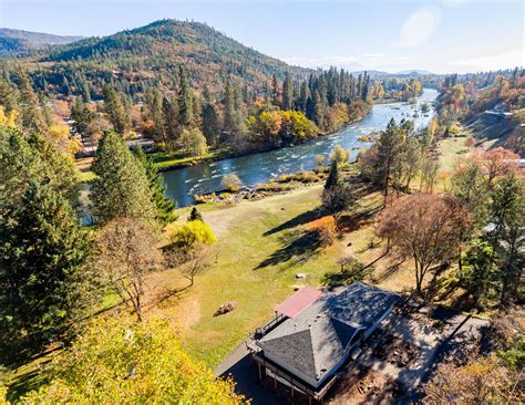 Riverfront Getaway Houses For Rent In Shady Cove Oregon United