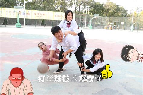 学霸王小九：老师带学生打篮球，没想男同学要一打三，结局太逗了 搞笑视频 搜狐视频