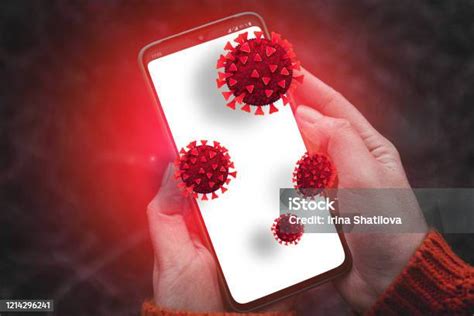 모바일 스마트폰 디스플레이에 더러운 전염성 세균과 유해한 세균이 있는 스마트폰을 들고 있는 사람의 손 기밀 정보 또는 개인 데이터에 대한 온라인 해커 공격 박테리아에 대한