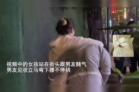 男孩街头哄生气女友，全程弯腰注视疯狂撒娇，下秒画面齁甜女友全程画面