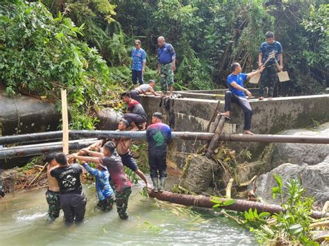 Personel Lanud RSA Bantu Perbaiki Pipa Dan Bak Penampungan Air Bersih