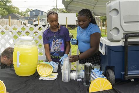 Girls Running Lemonade Stand Get 2 000 T To Attend Sky Barbie Night