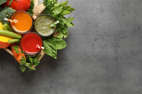 회색 테이블에 맛있는 야채 주스와 신선한 재료 상단 보기 텍스트 공간 0명에 대한 스톡 사진 및 기타 이미지 0명 건강한
