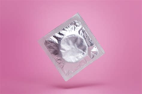 Сondom 핑크 배경에 공기 부상에 포장 텍스트에 대 한 빈 공간입니다 모형 건강관리와 의술에 대한 스톡 사진 및 기타 이미지