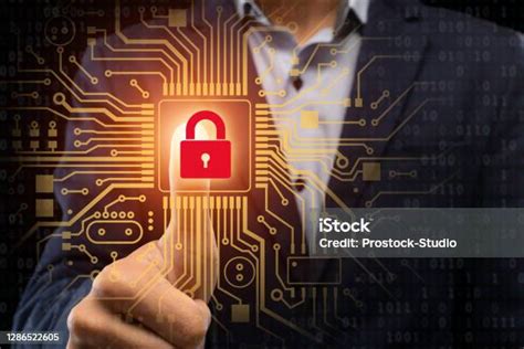 닫힌 자물쇠로 홀로그램 아이콘을 누르는 사업가의 콜라주 전자 산업에 대한 스톡 사진 및 기타 이미지 전자 산업 파일 남자 Istock